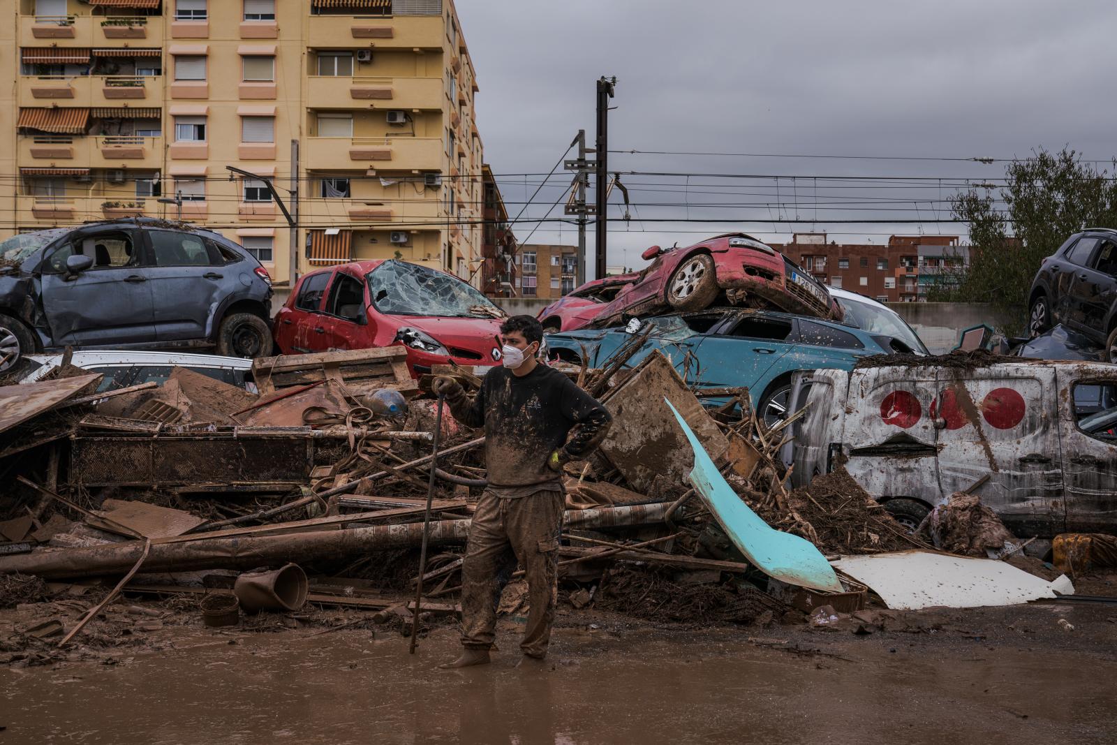 Cold Drop: Echoes of a Warming World by GUILLERMO GUTIERREZ
