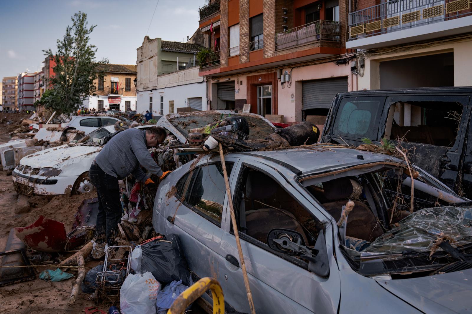 Cold Drop: Echoes of a Warming World by GUILLERMO GUTIERREZ