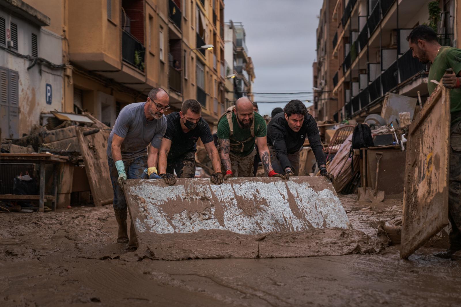 Cold Drop: Echoes of a Warming World by GUILLERMO GUTIERREZ
