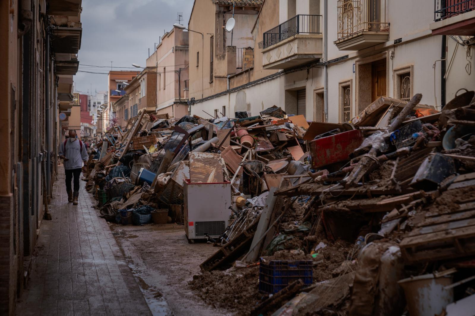 Cold Drop: Echoes of a Warming World by GUILLERMO GUTIERREZ