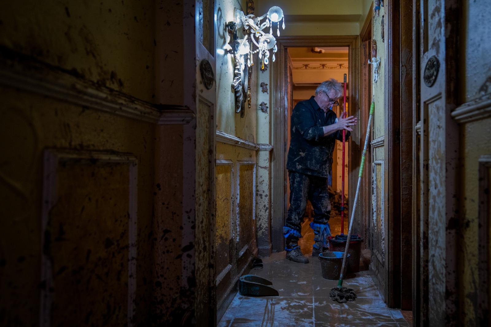 Cold Drop: Echoes of a Warming World by GUILLERMO GUTIERREZ