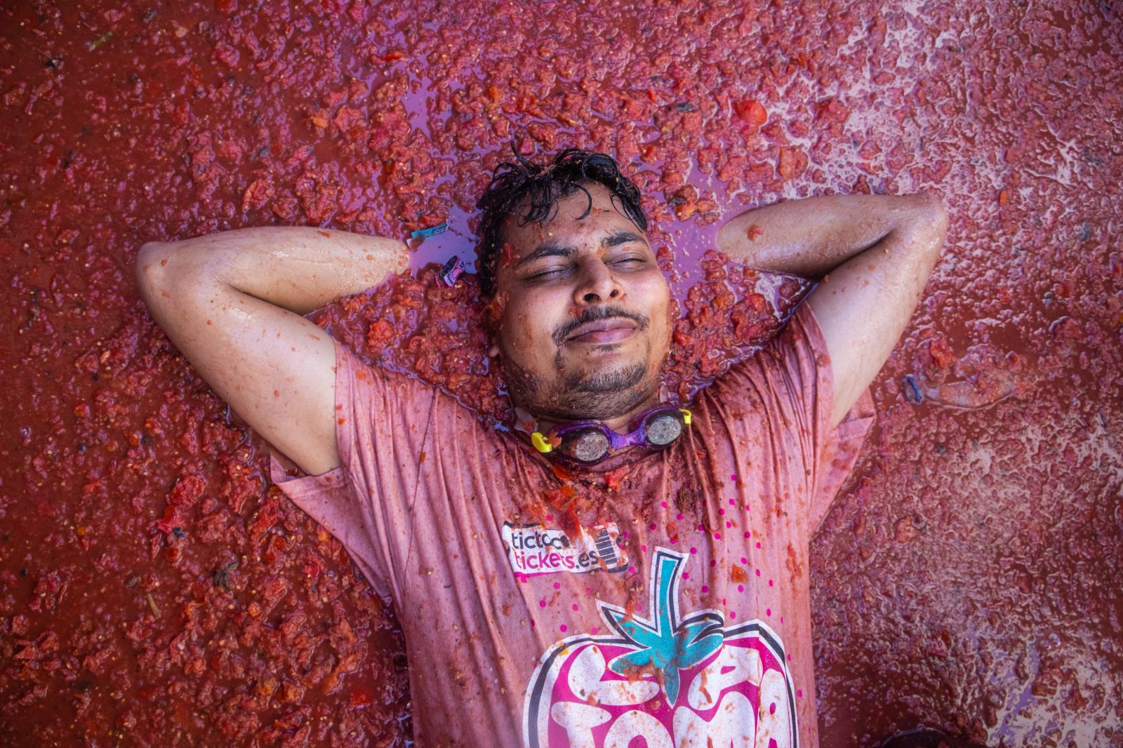 Spain's Tomato Throwing Festival Returns After Covid Hiatus For The ...