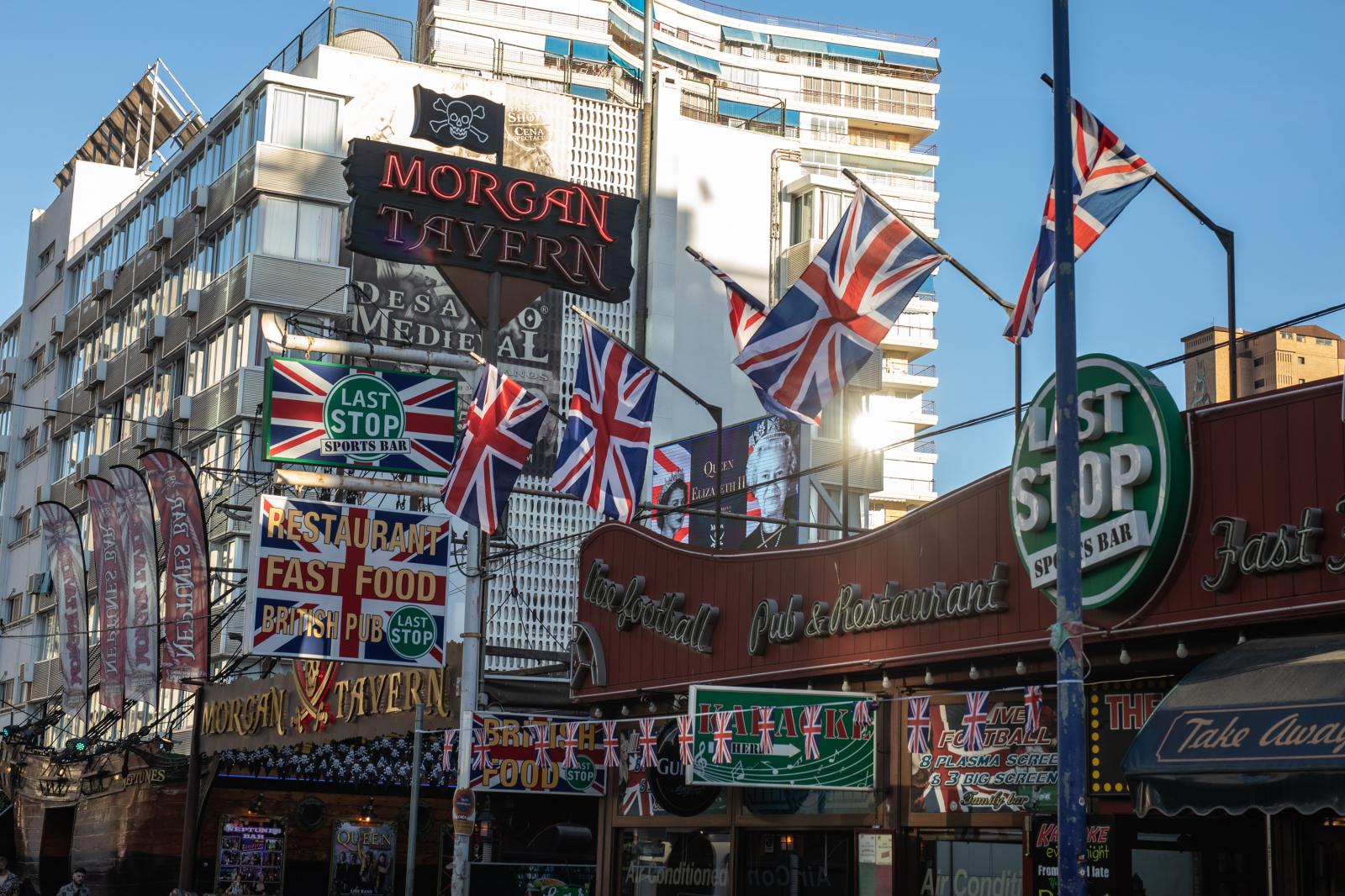 British Tourists In Benidorm Pay Tribute To Queen Elizabeth II - zowyvoeten