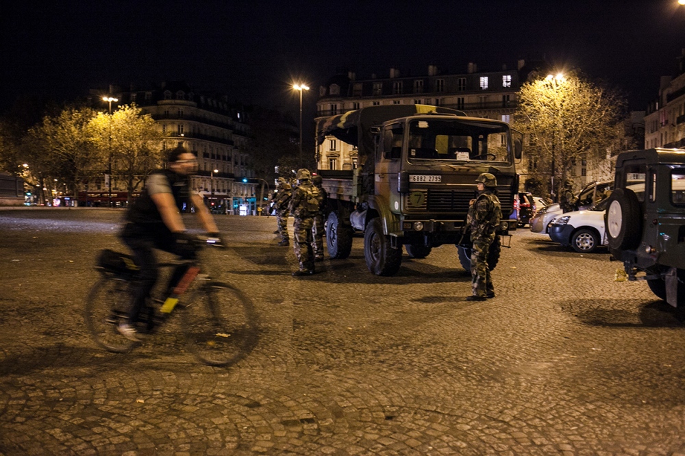Paris under siege - CESAR DEZFULI